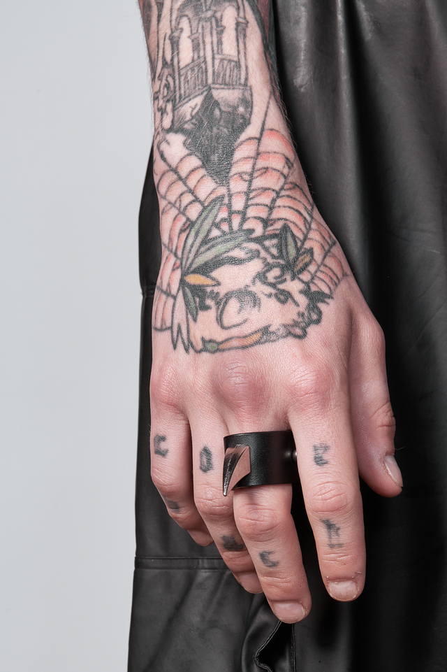 Futuristic Organic Black Leather Ring - Grudge Ring | PERLENSAU